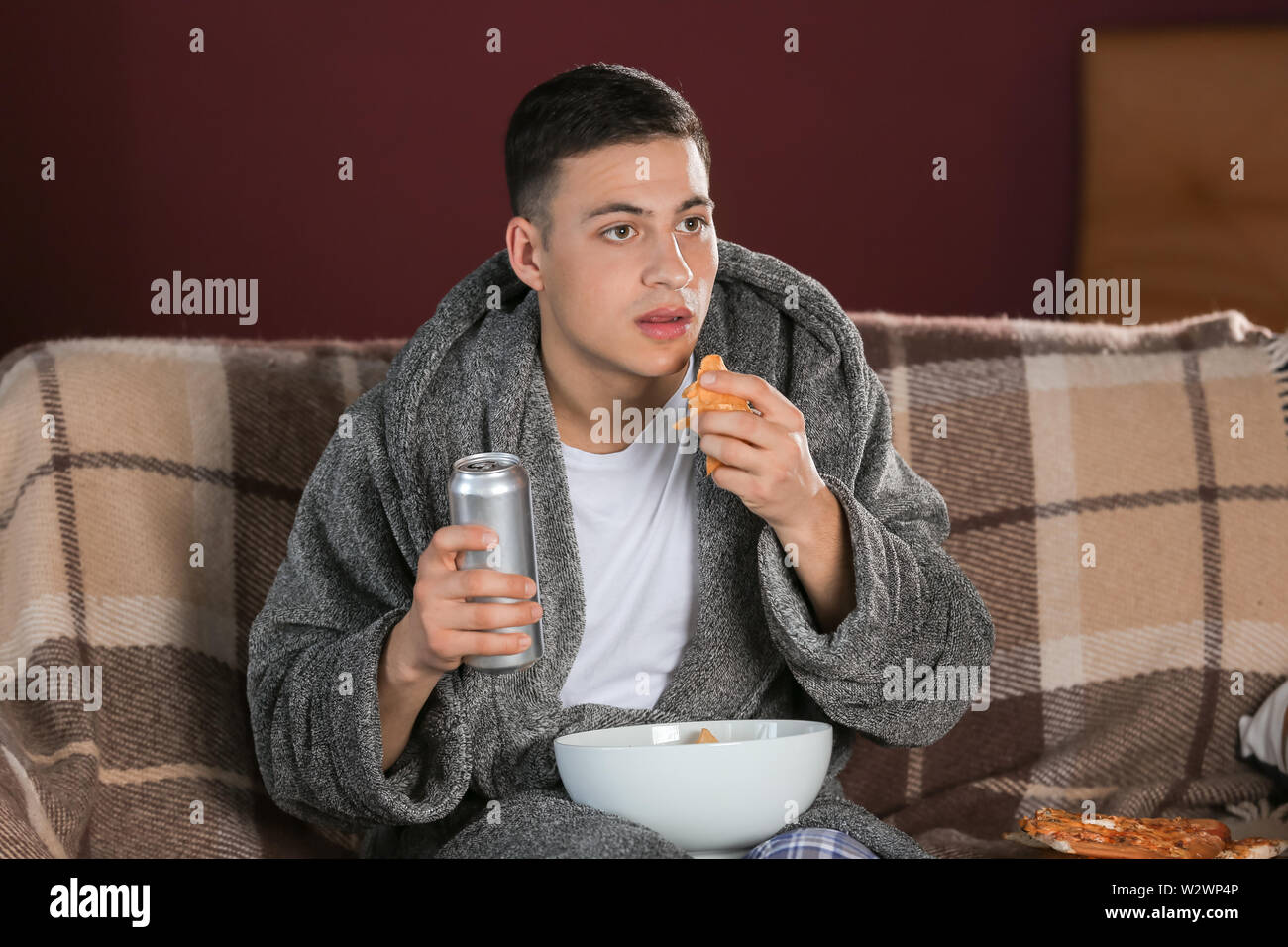 Man eating chips watching tv hi-res stock photography and images - Alamy