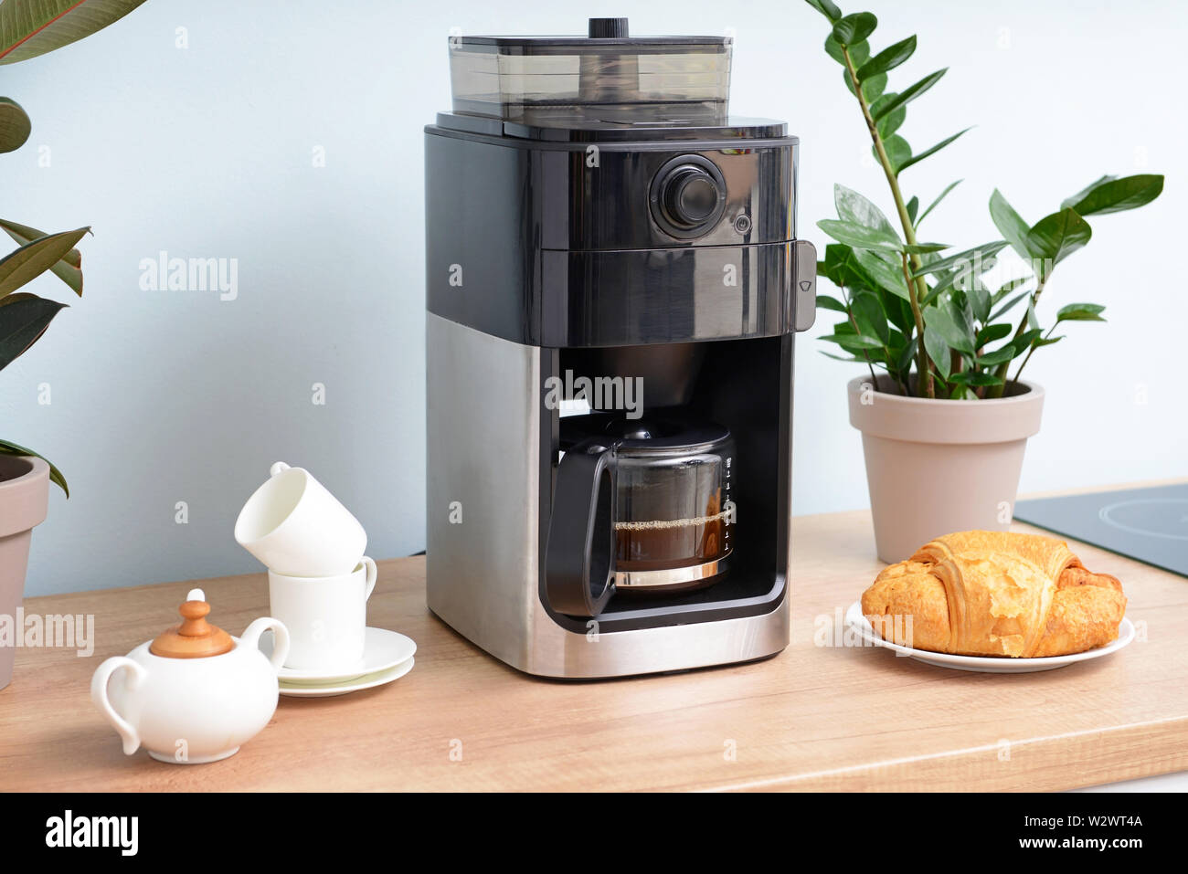 Modern coffee machine cups hi-res stock photography and images - Alamy