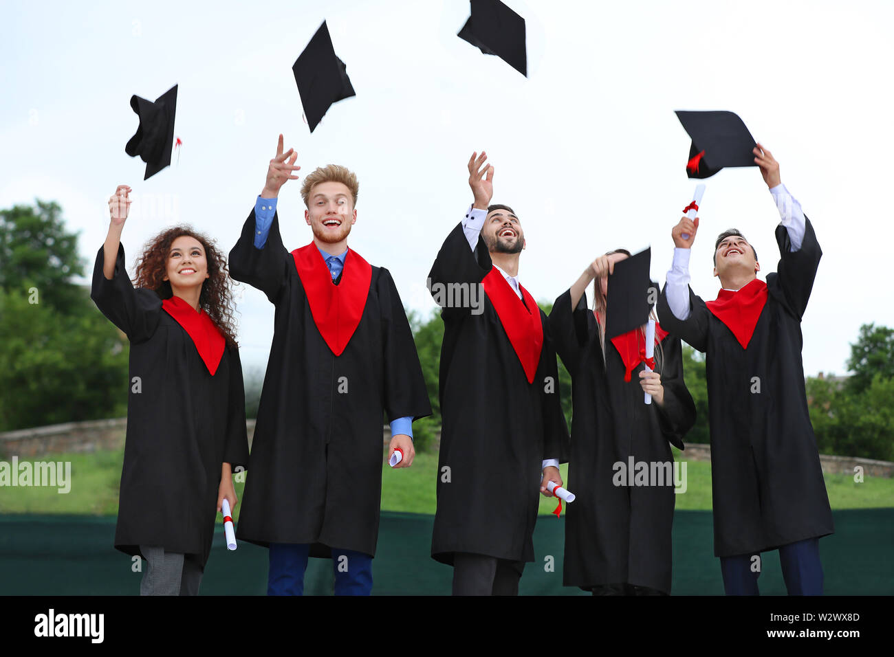 Students graduation throwing hats hi-res stock photography and images ...