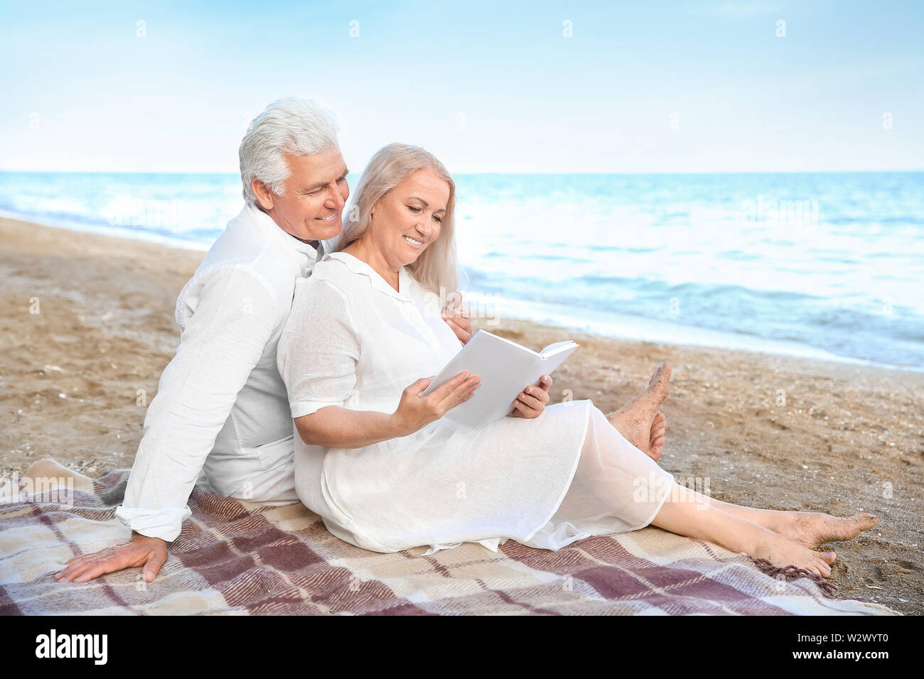 Mature couple reading book hi-res stock photography and images - Alamy
