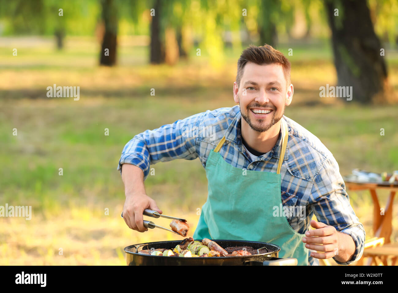 Barbecue man hi-res stock photography and images - Alamy
