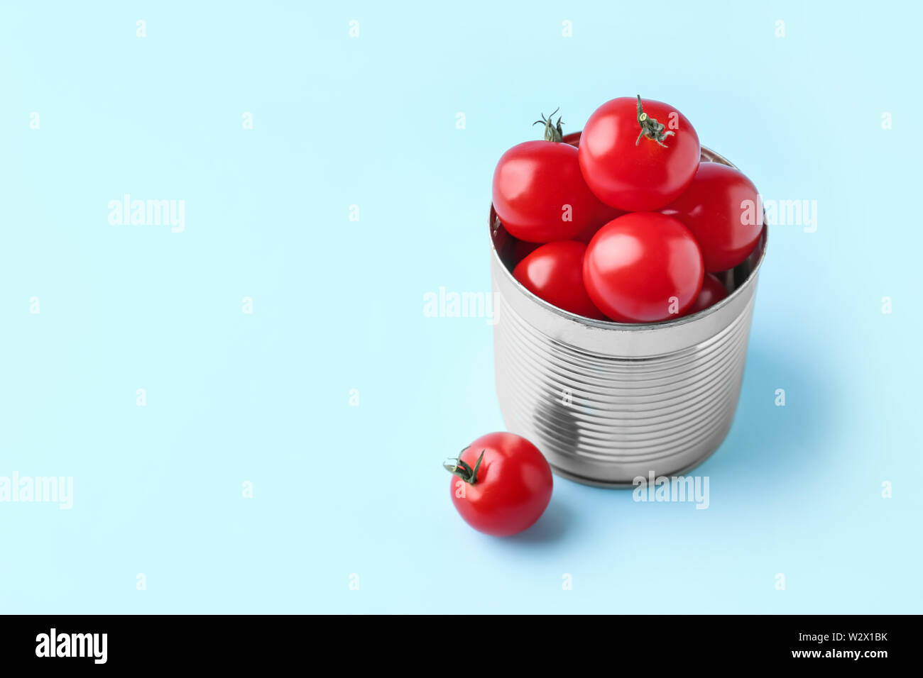 Tin can fresh tomatoes hi-res stock photography and images - Alamy
