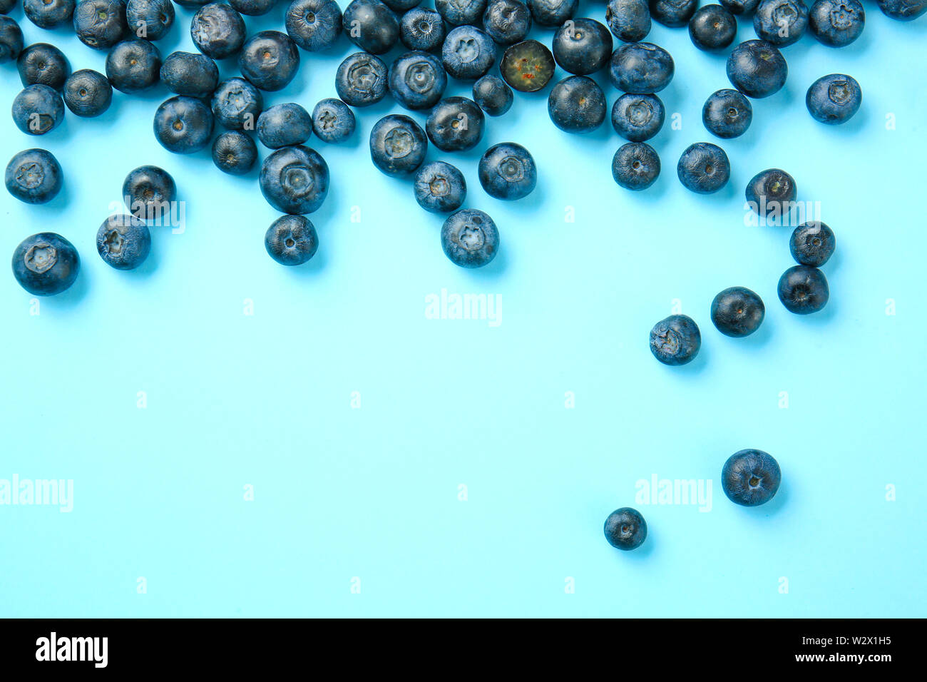 Many ripe blueberry on color background Stock Photo - Alamy