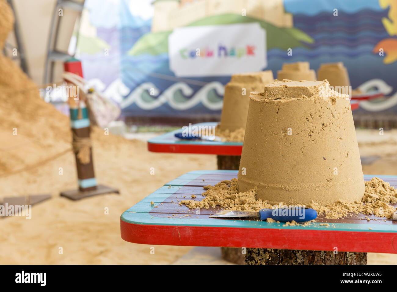 Kids making sand castle beach hi-res stock photography and images - Alamy