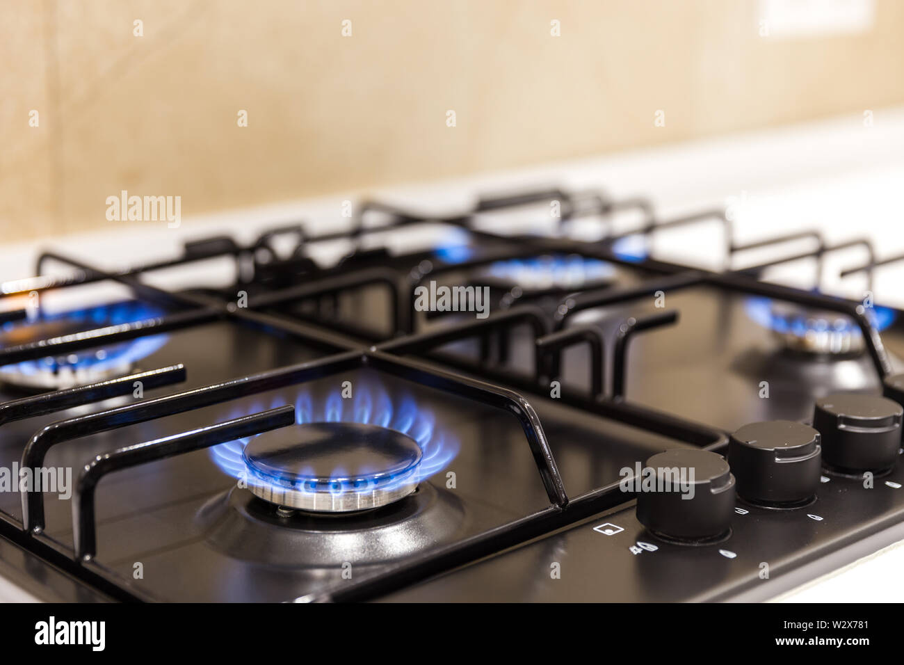 Gas burner on a black modern kitchen stove Stock Photo - Alamy