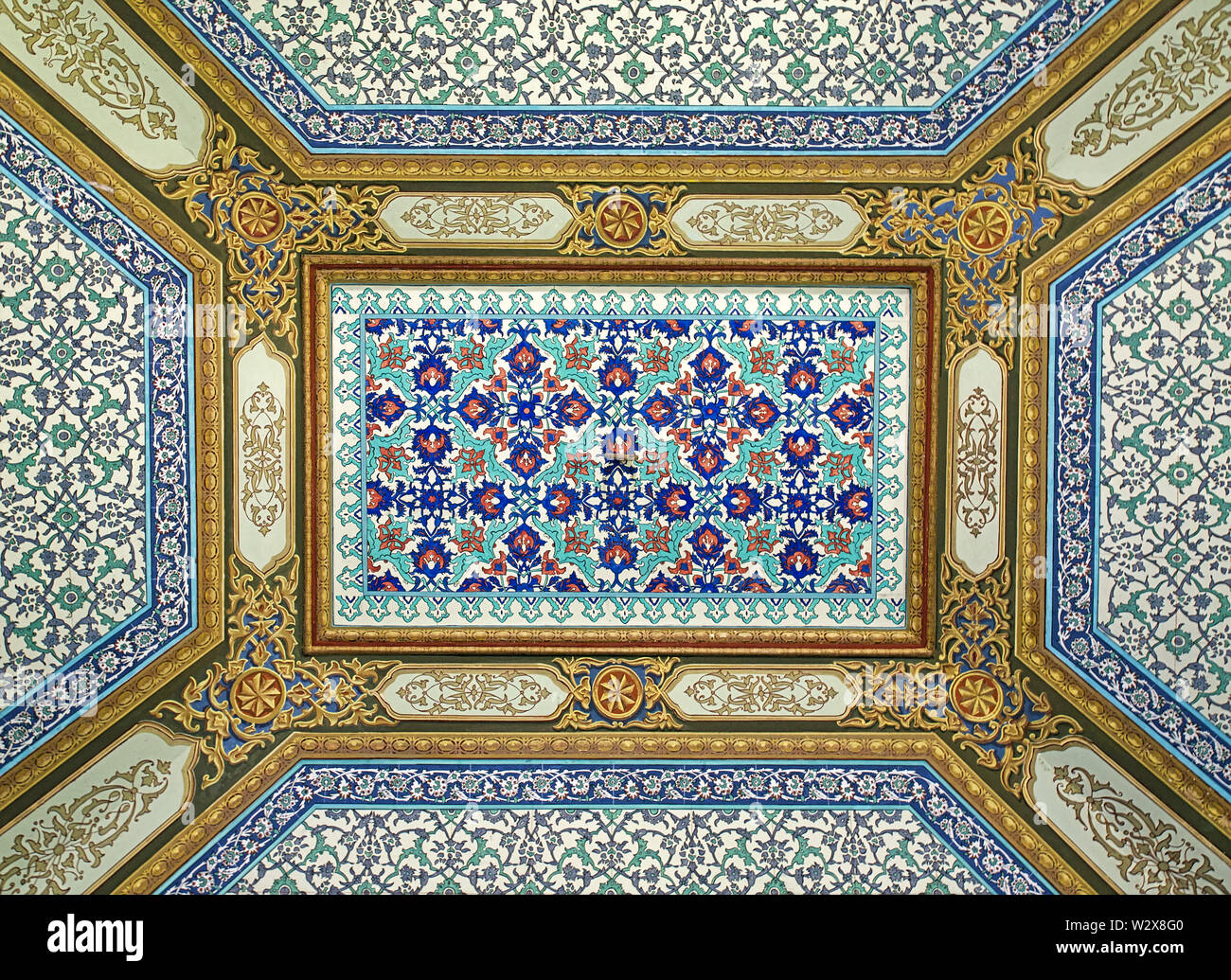 Impressive oriental design on a ceiling at Topkapi palace, Istanbul ...