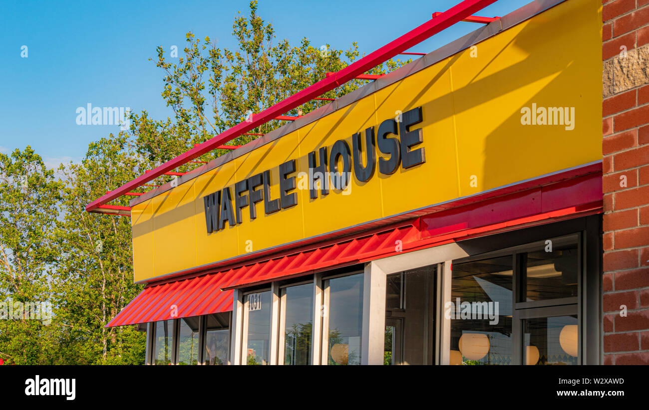 Waffle House Fast food diner in Ohio - CINCINNATI, USA - JUNE 13, 2019 ...
