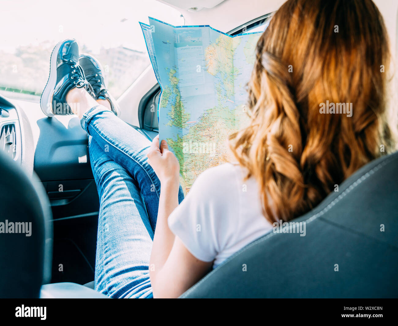 Reading map inside car hi-res stock photography and images - Alamy