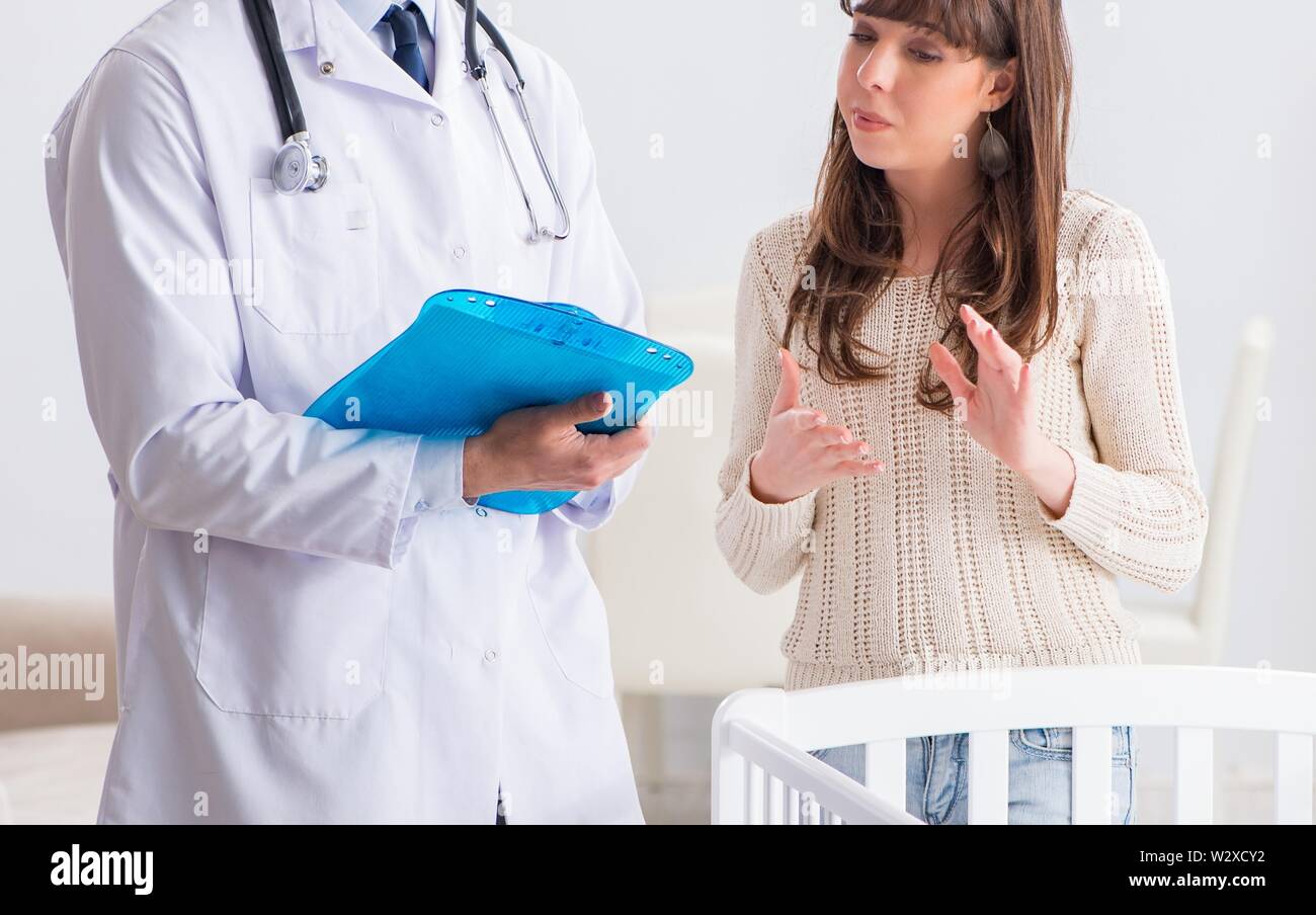 The doctor explaining to young mother Stock Photo - Alamy
