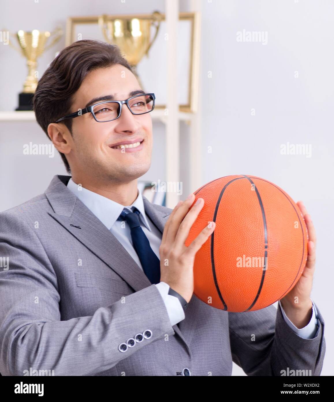 Office desk playing basketball hi-res stock photography and images - Alamy