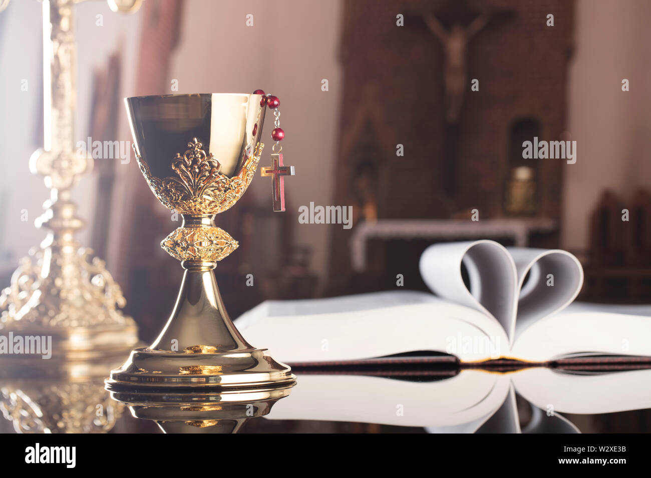 Christian chalice hi-res stock photography and images - Alamy