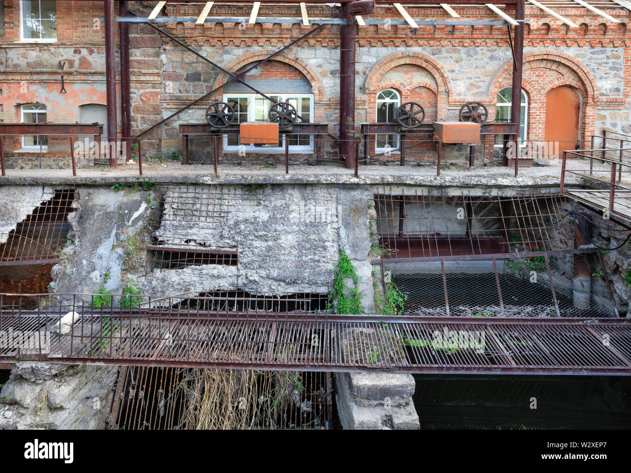Vintage sluice gate hi-res stock photography and images - Alamy