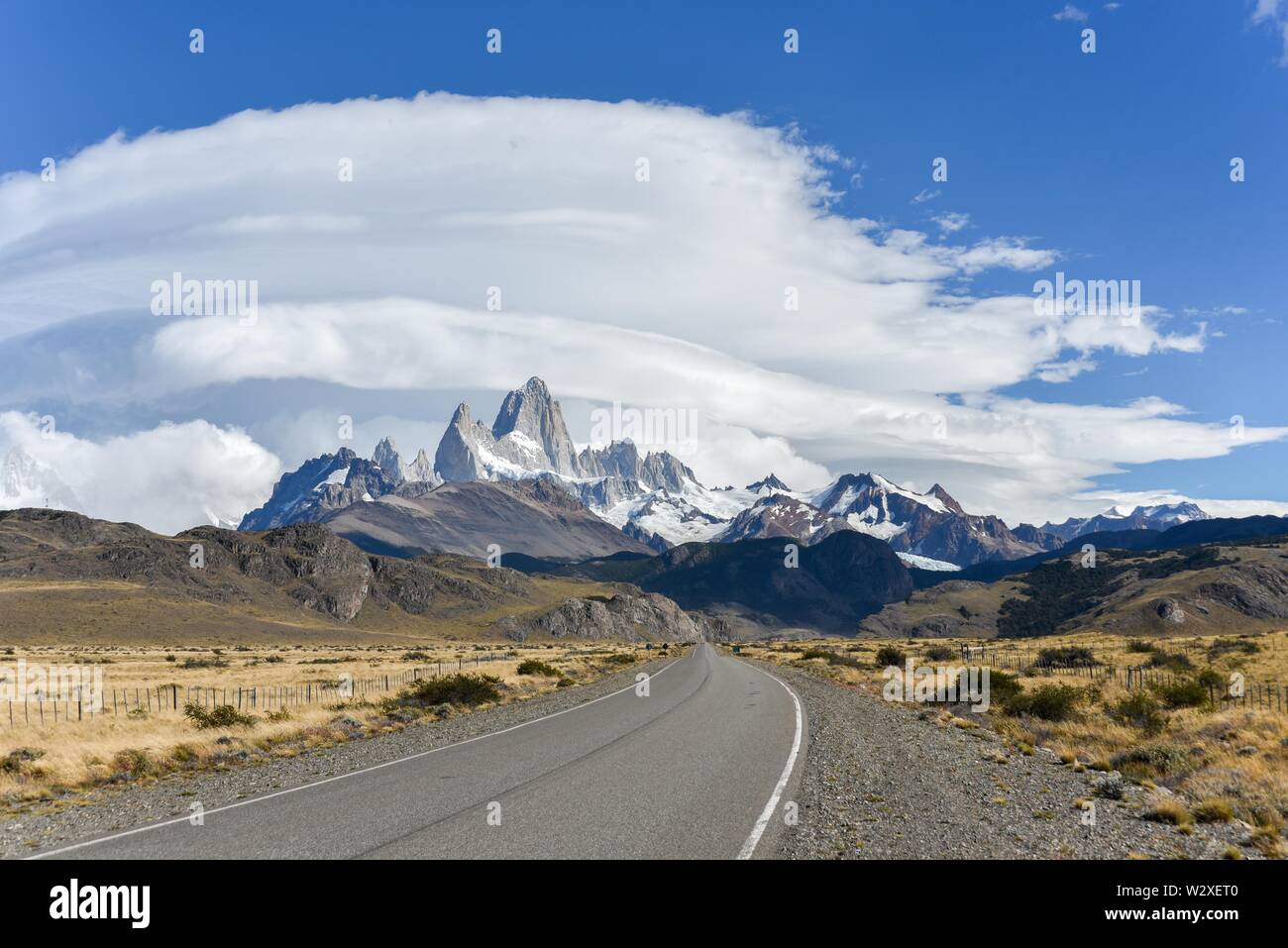 Road to El Chalten in front of mountain range with striking mountain ...