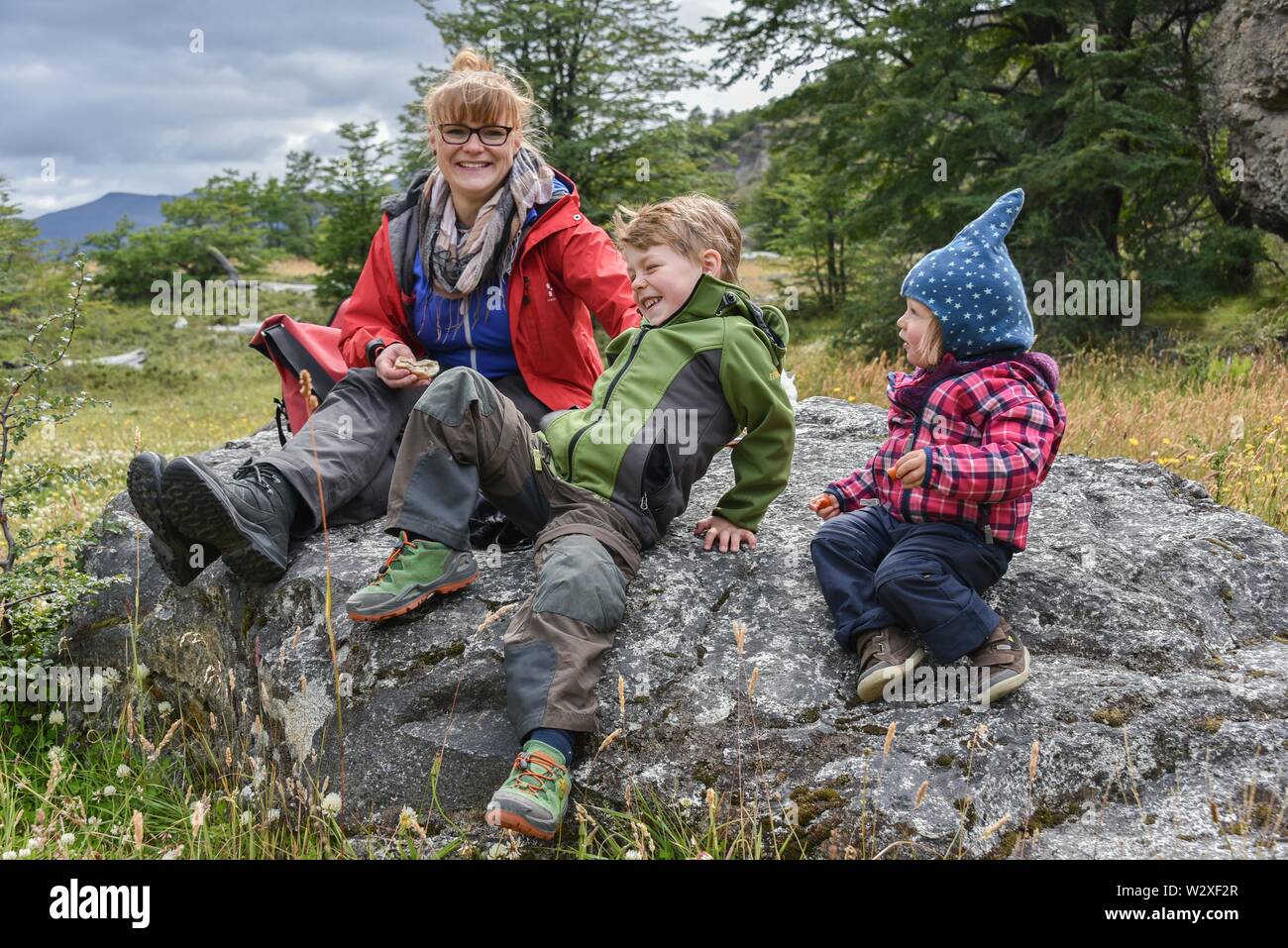 Children on rocks hi-res stock photography and images - Alamy