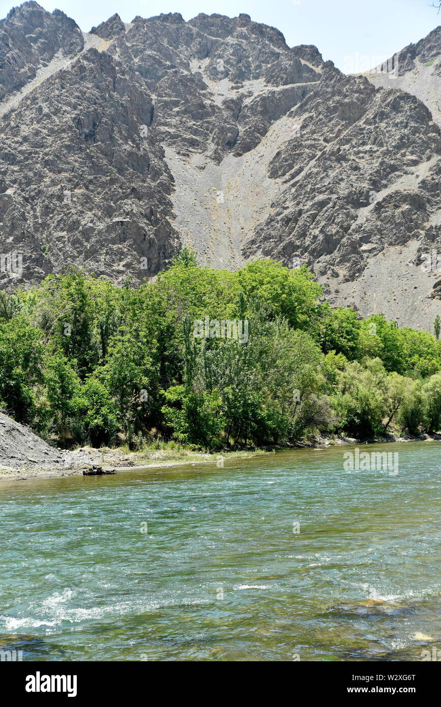 View of Zayandeh rood (Zayanderud), Esfahan, Iran at the day Stock ...