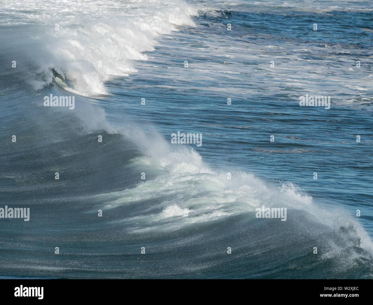 Waves with lots of sea spray Stock Photo - Alamy