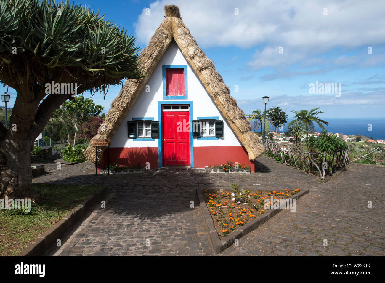 Traditional houses madeira hi-res stock photography and images - Alamy
