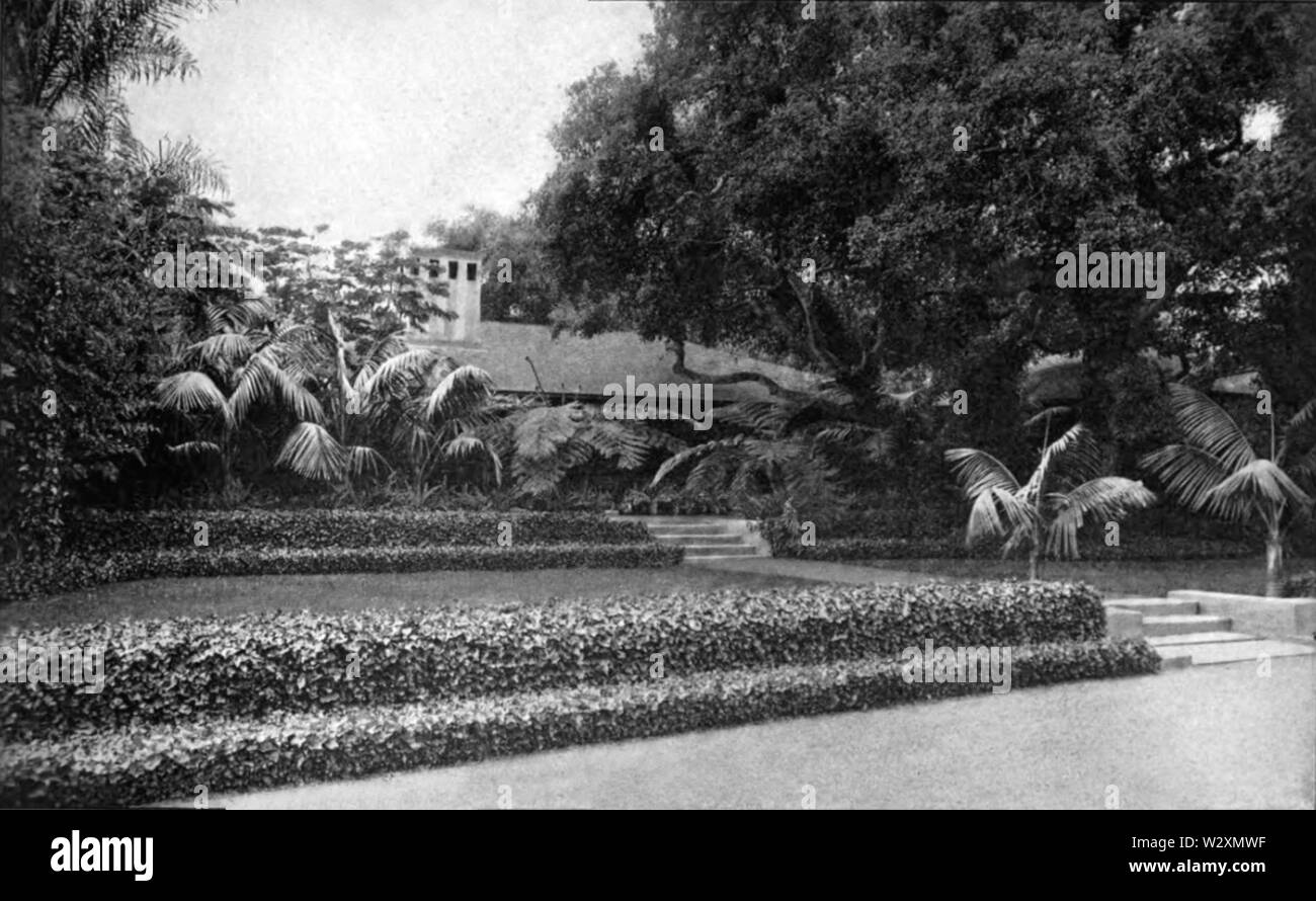 Front view building rear Black and White Stock Photos & Images - Alamy