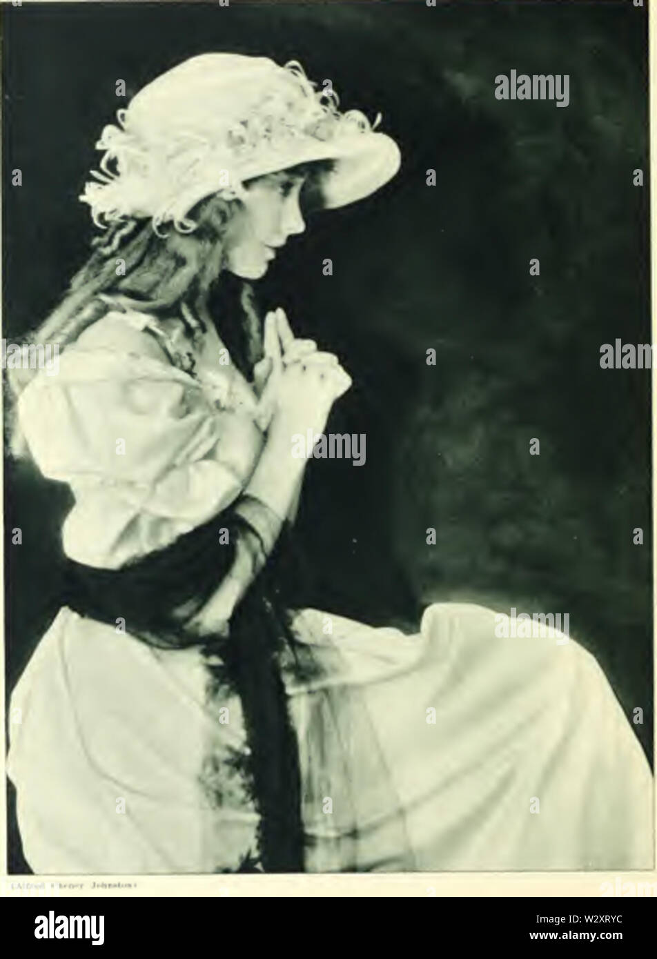 Lillian gish 1918 hi-res stock photography and images - Alamy