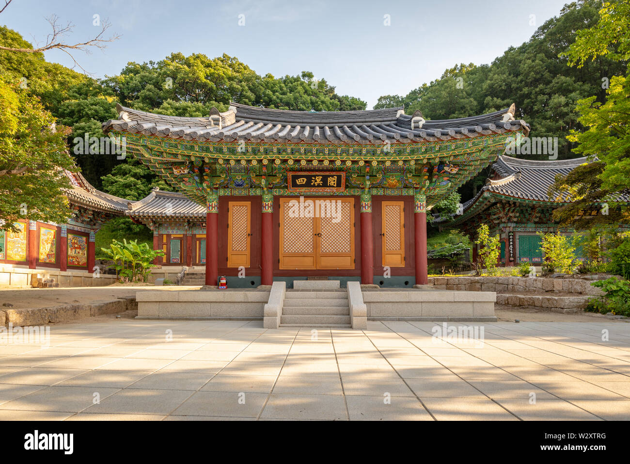 Symmetrical temple architecture hi-res stock photography and images - Alamy