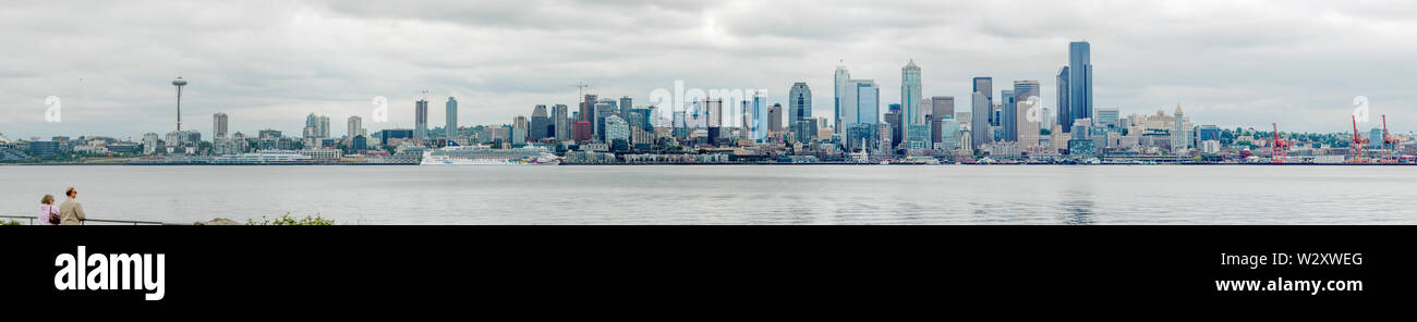 A panorama picture of the Seattle skyline Stock Photo - Alamy