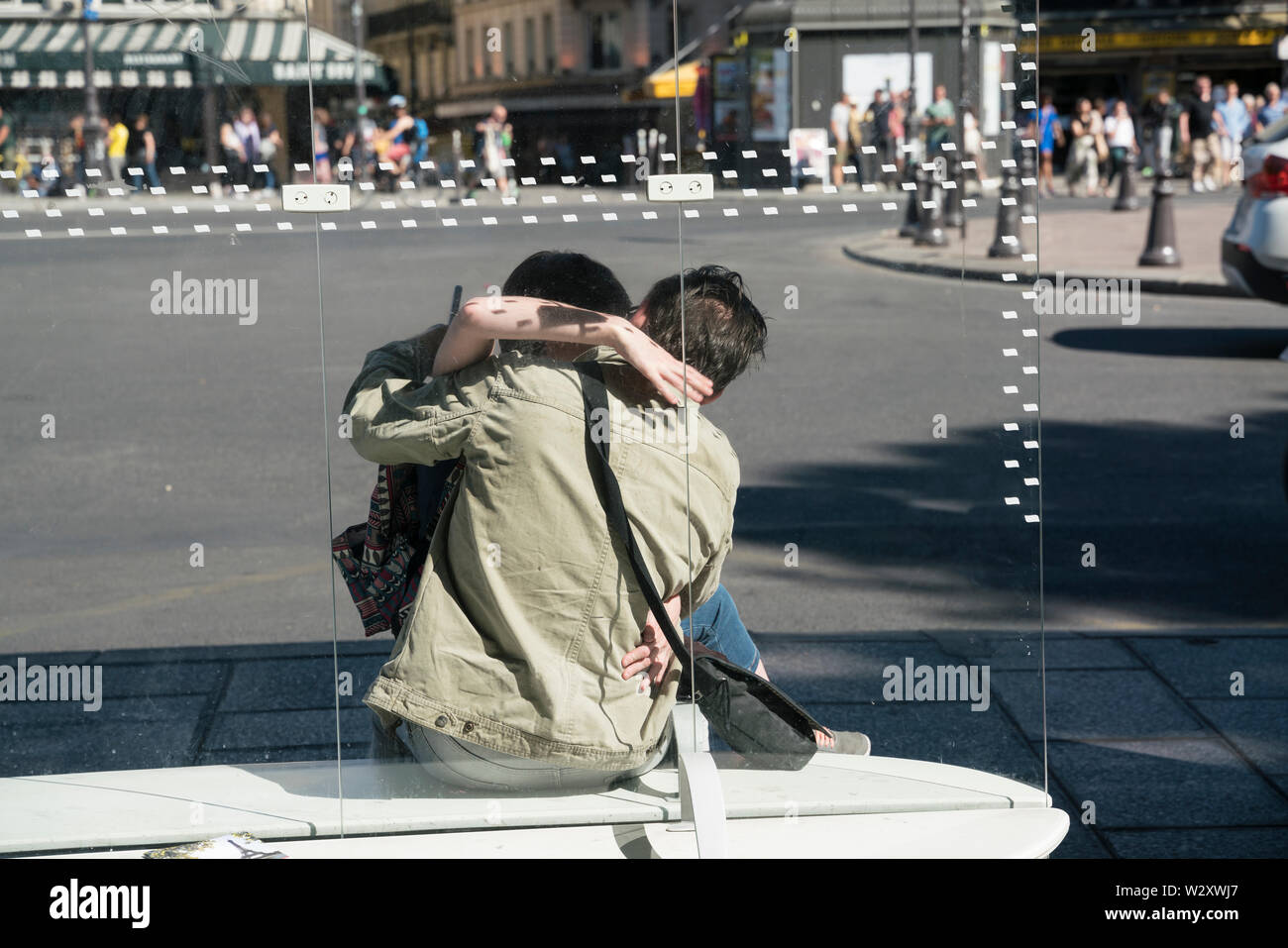 Paris lovers hi-res stock photography and images - Alamy