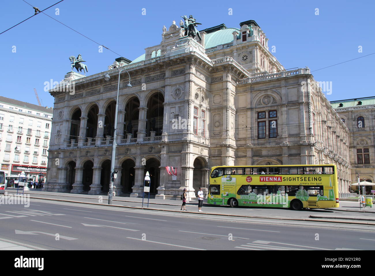 vienna opera house, staatsoper, with a tourist bus outside Stock Photo ...