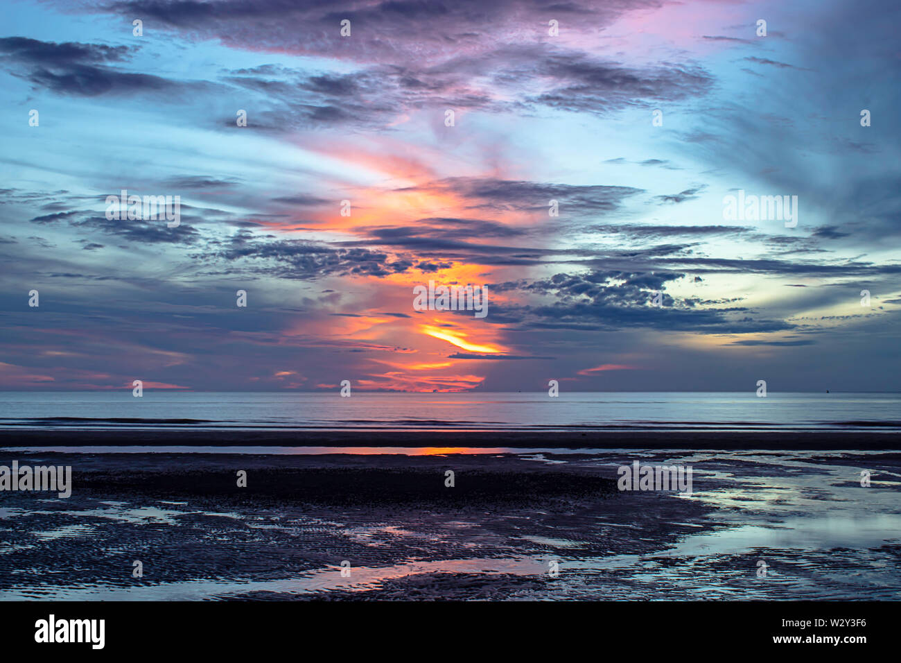 The morning sun light in the sea Stock Photo - Alamy