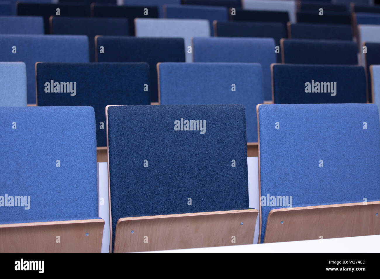 Empty chair class hi-res stock photography and images - Alamy