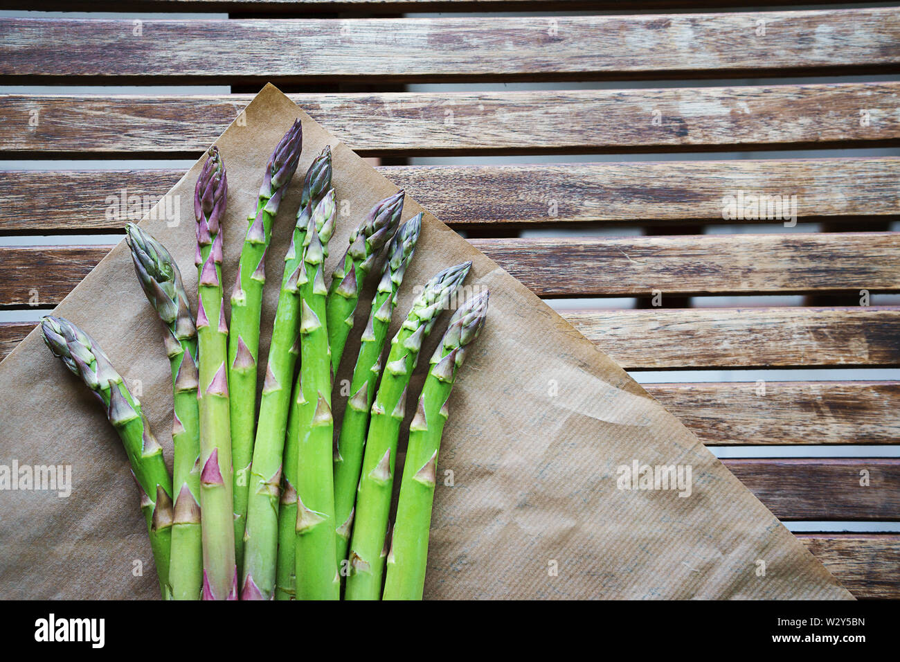 Fresh green asparagus on wooden table background Stock Photo - Alamy