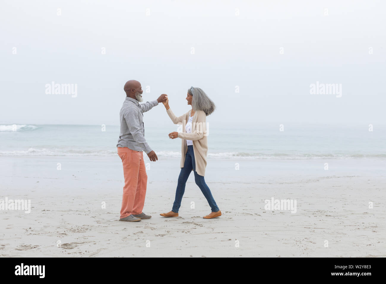 Couple dancing at the beach Stock Photo - Alamy