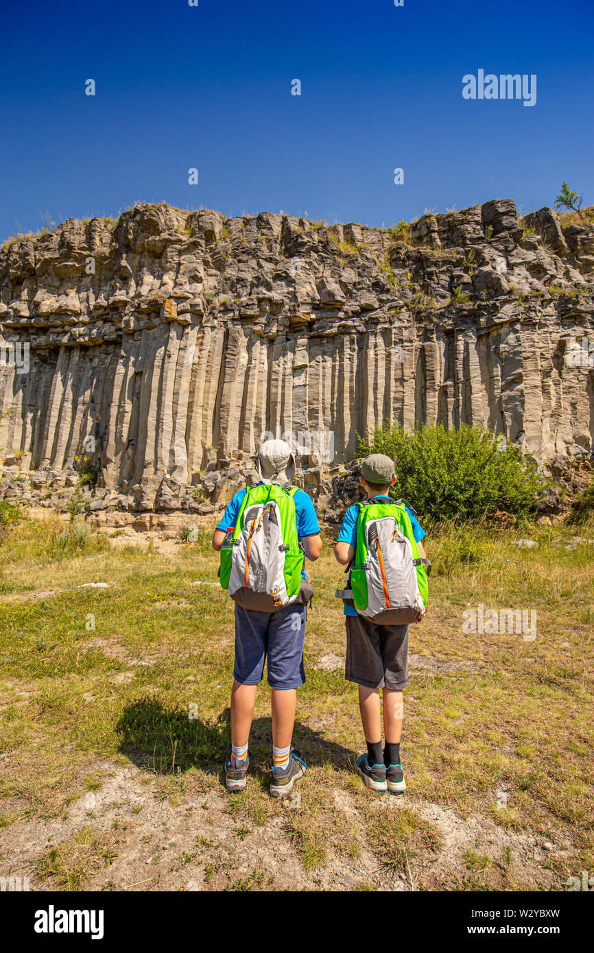Kids standing back to back hi-res stock photography and images - Alamy