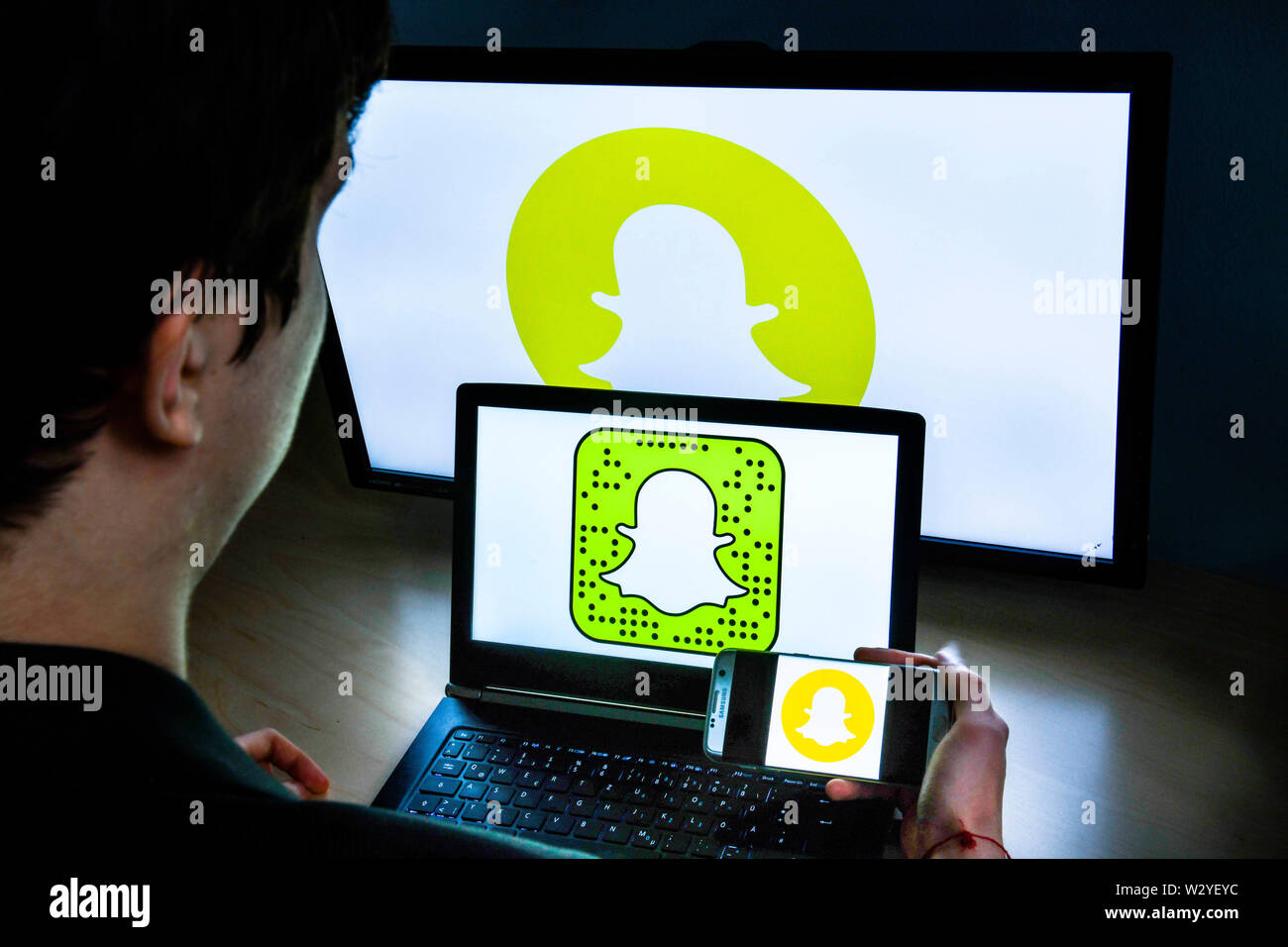 Snapchat mobile screen hi-res stock photography and images - Alamy