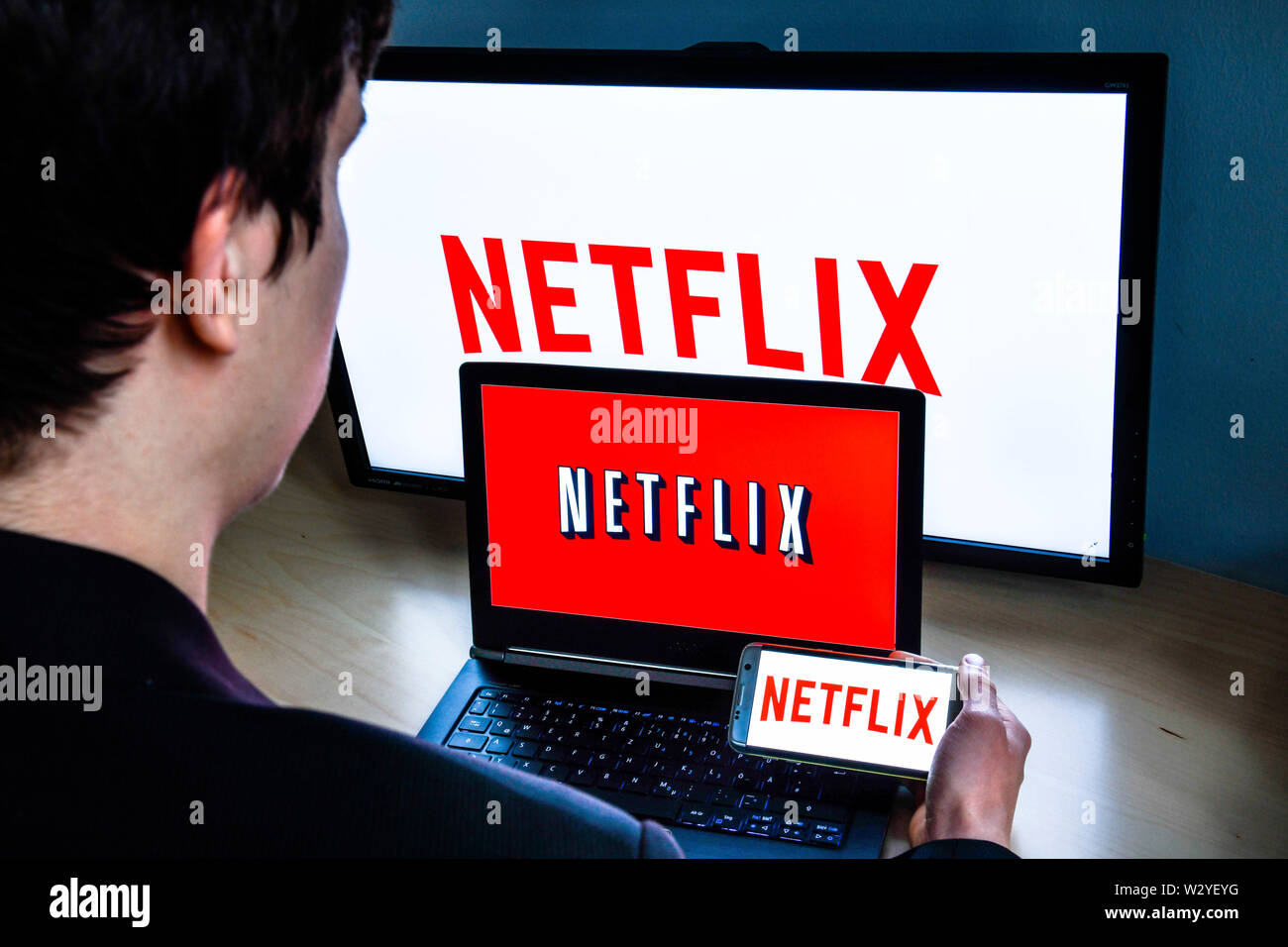 Netflix logo screen hi-res stock photography and images - Alamy