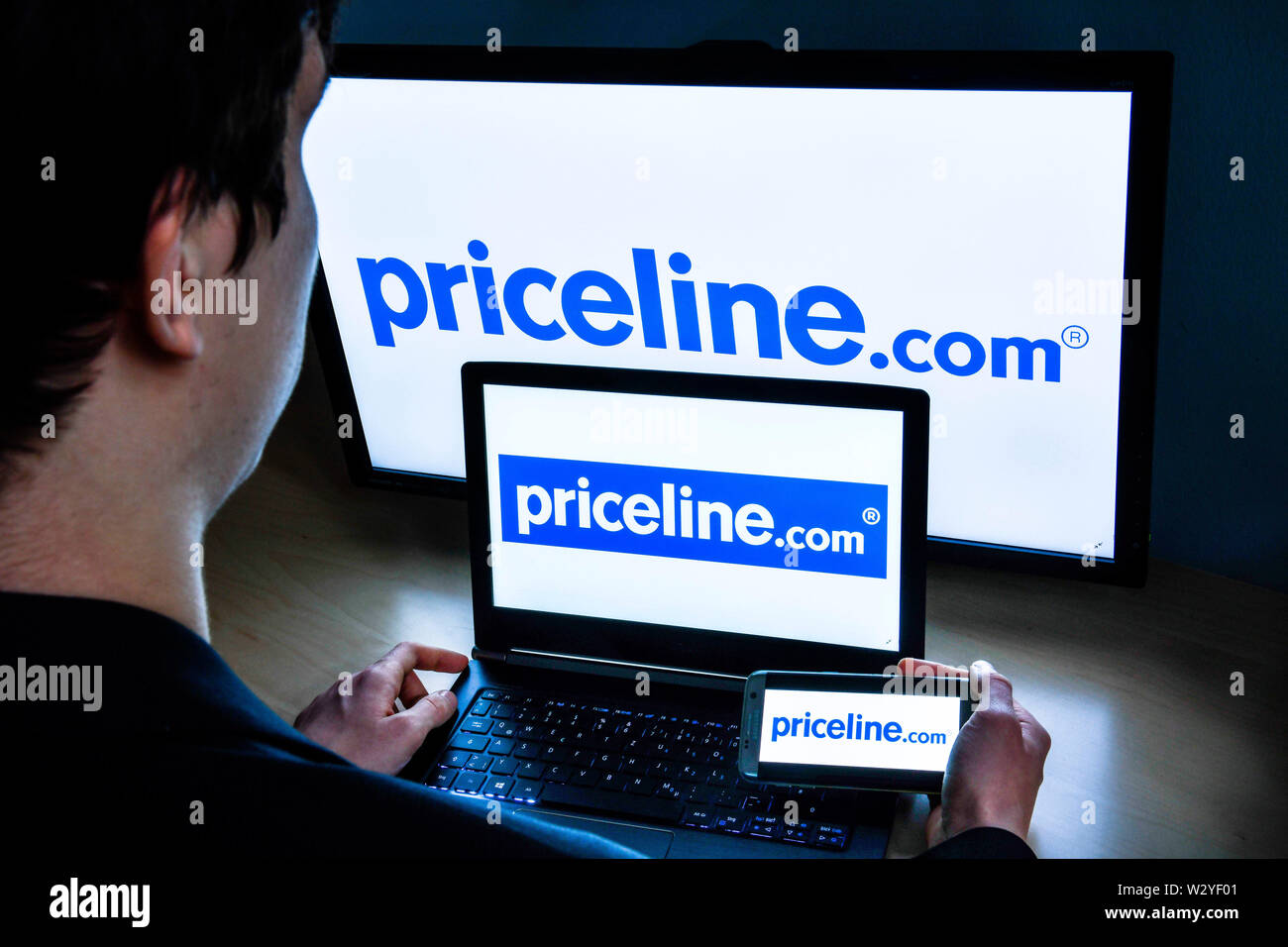 Priceline logo hi-res stock photography and images - Alamy