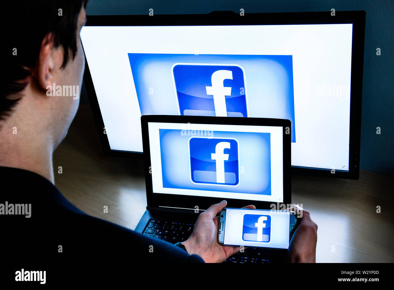 Facebook logo and people hi-res stock photography and images - Alamy