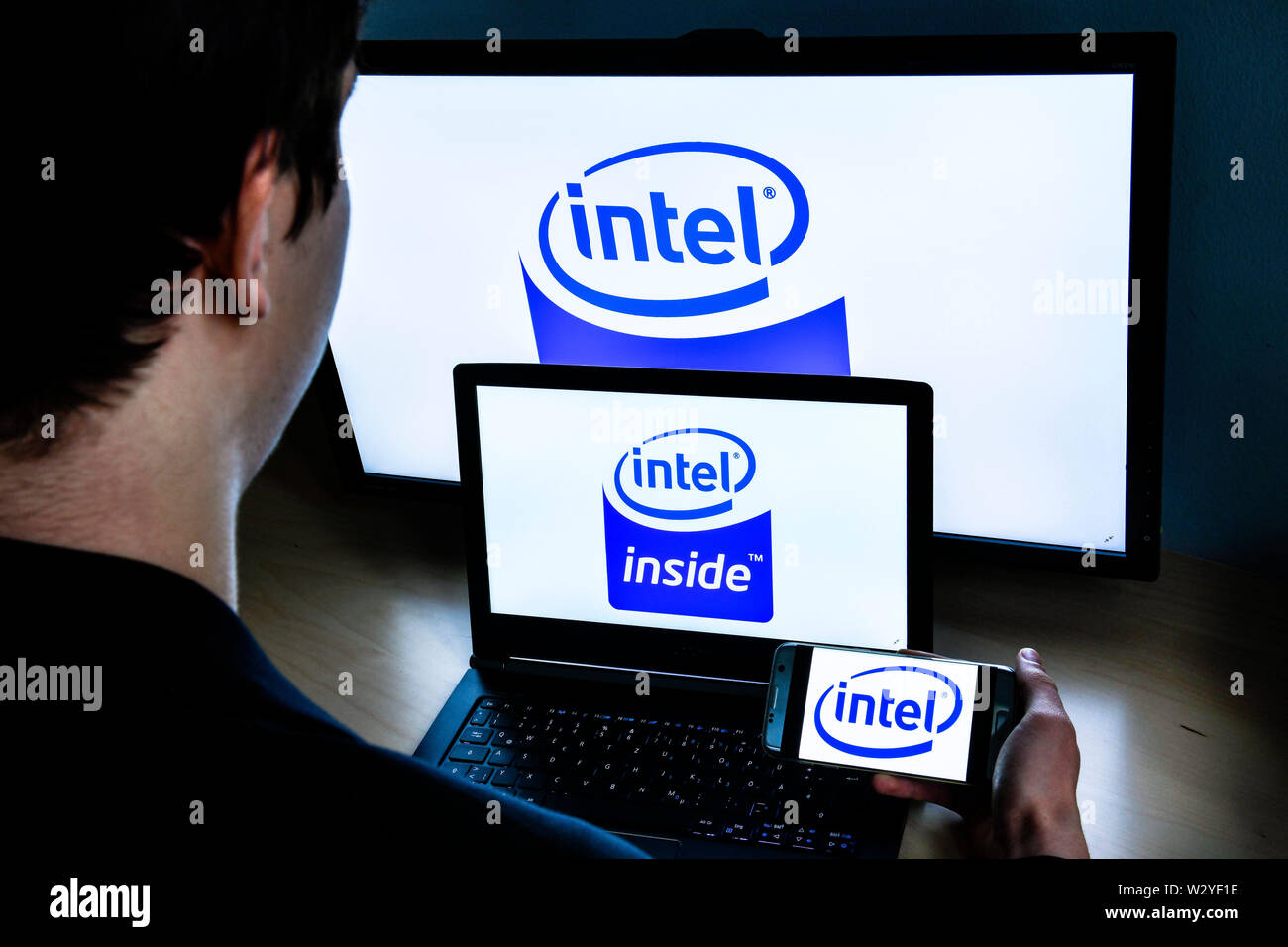 Intel logo hi-res stock photography and images - Alamy