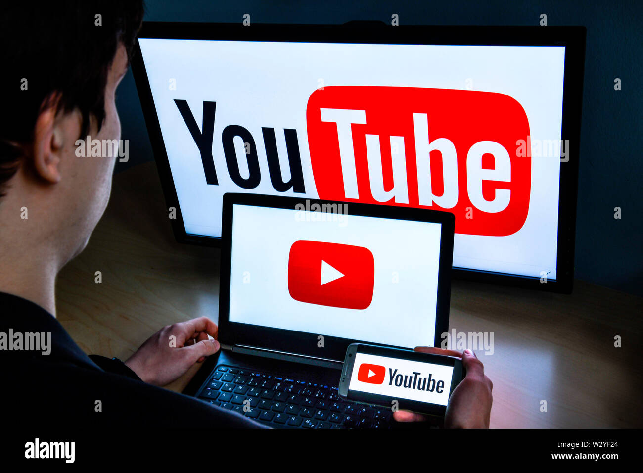 Youtube logo laptop hi-res stock photography and images - Alamy