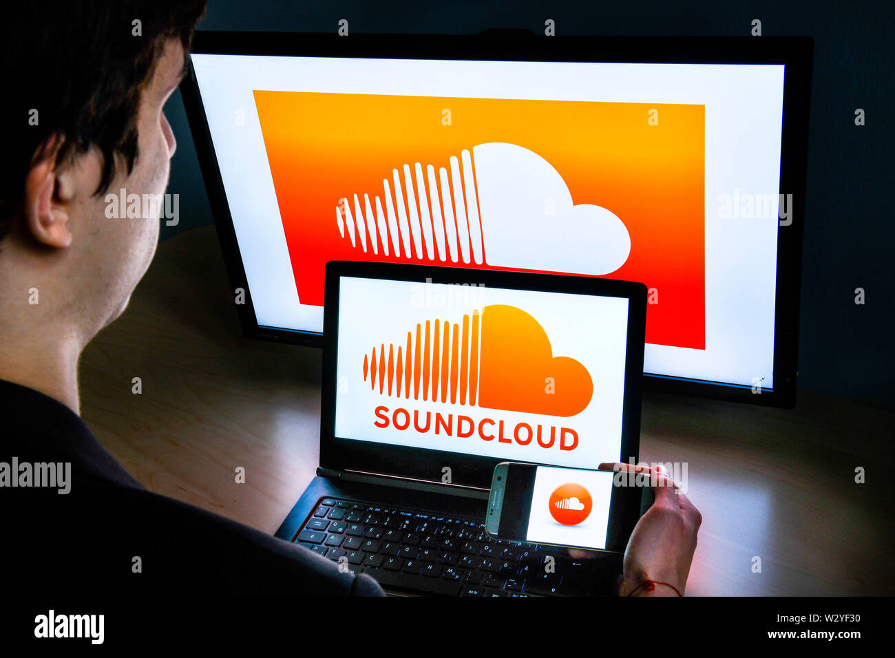 Soundcloud logo hi-res stock photography and images - Alamy