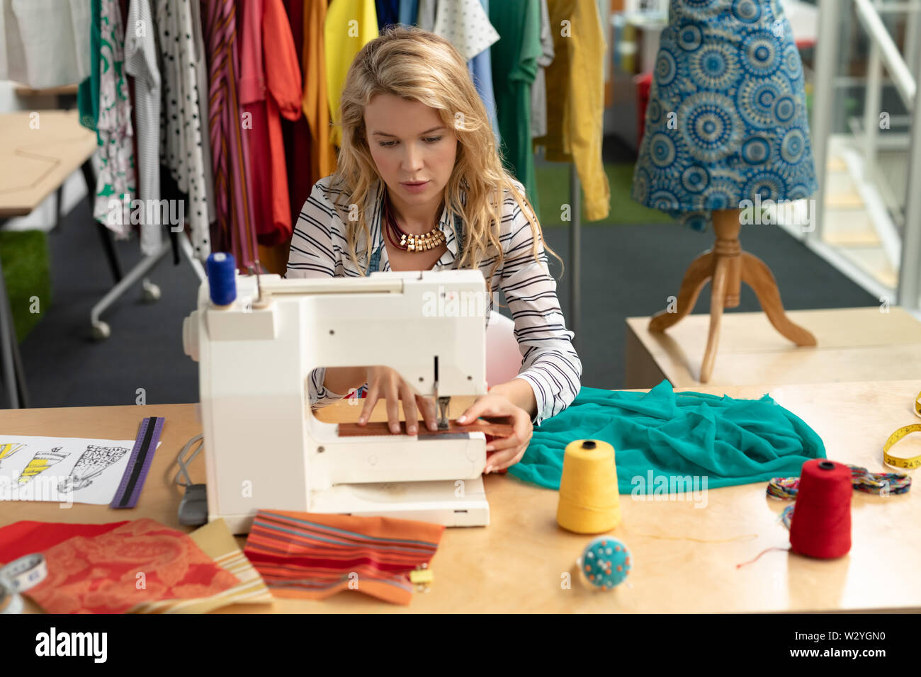 Female designer using sewing machine hi-res stock photography and ...