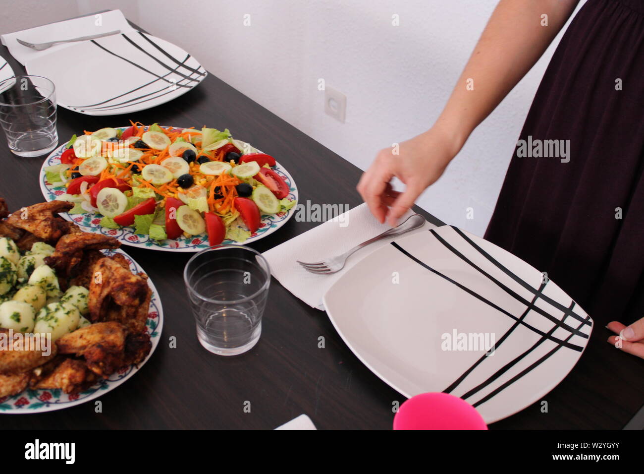 Table prepared with plates and cutlery for food Stock Photo - Alamy