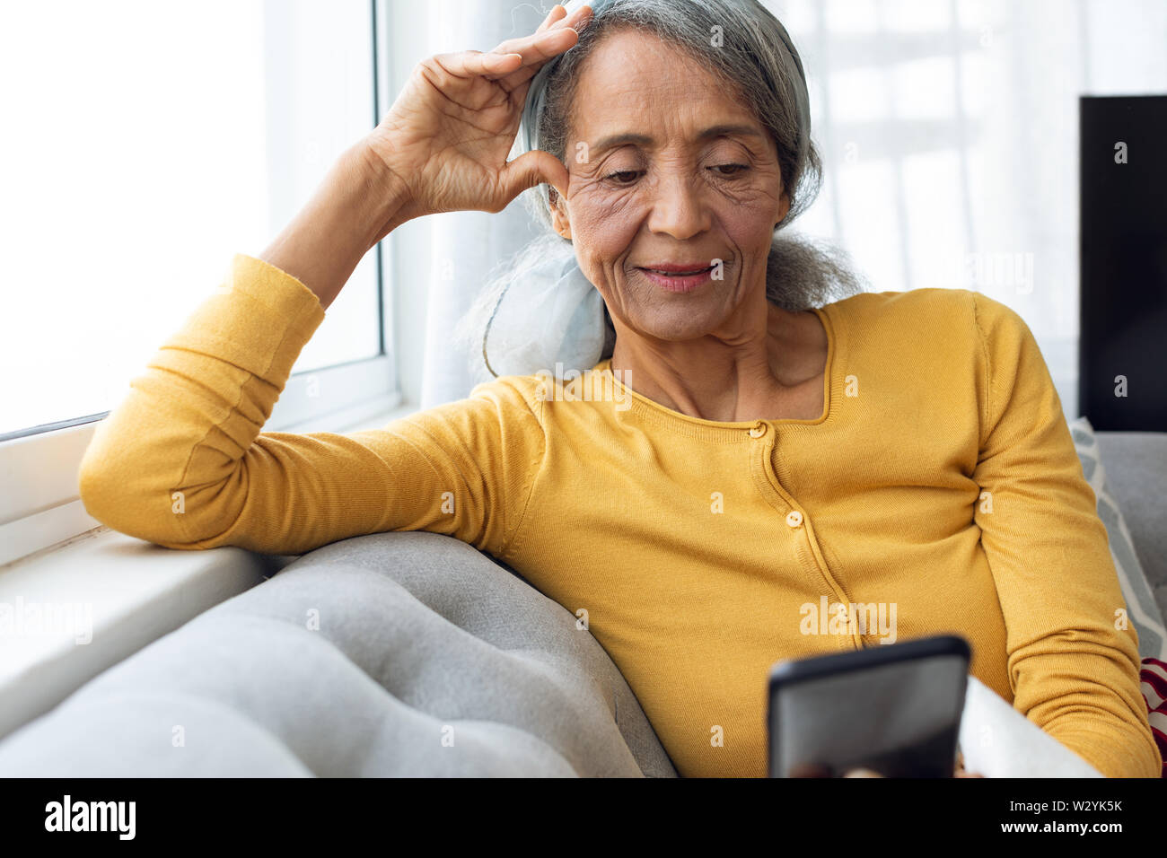 Mature person using smartphone hi-res stock photography and images - Alamy