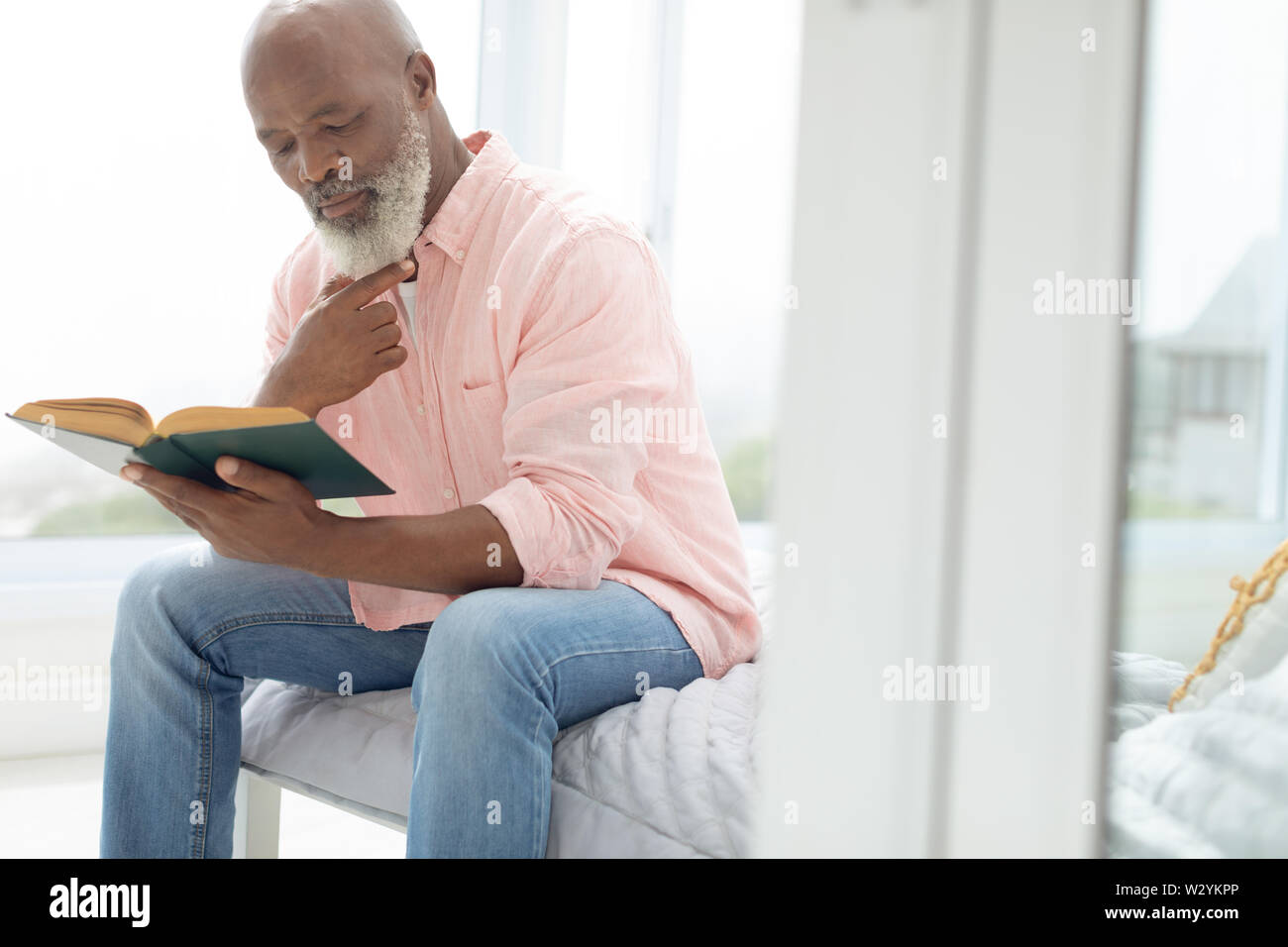 African man reading a book hi-res stock photography and images - Alamy