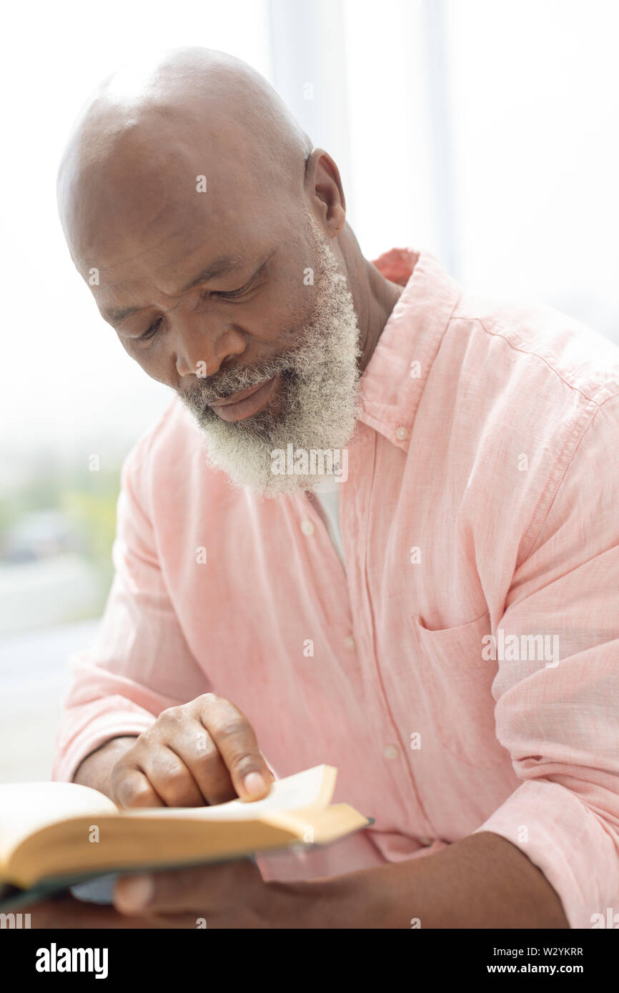 African man reading a book hi-res stock photography and images - Alamy
