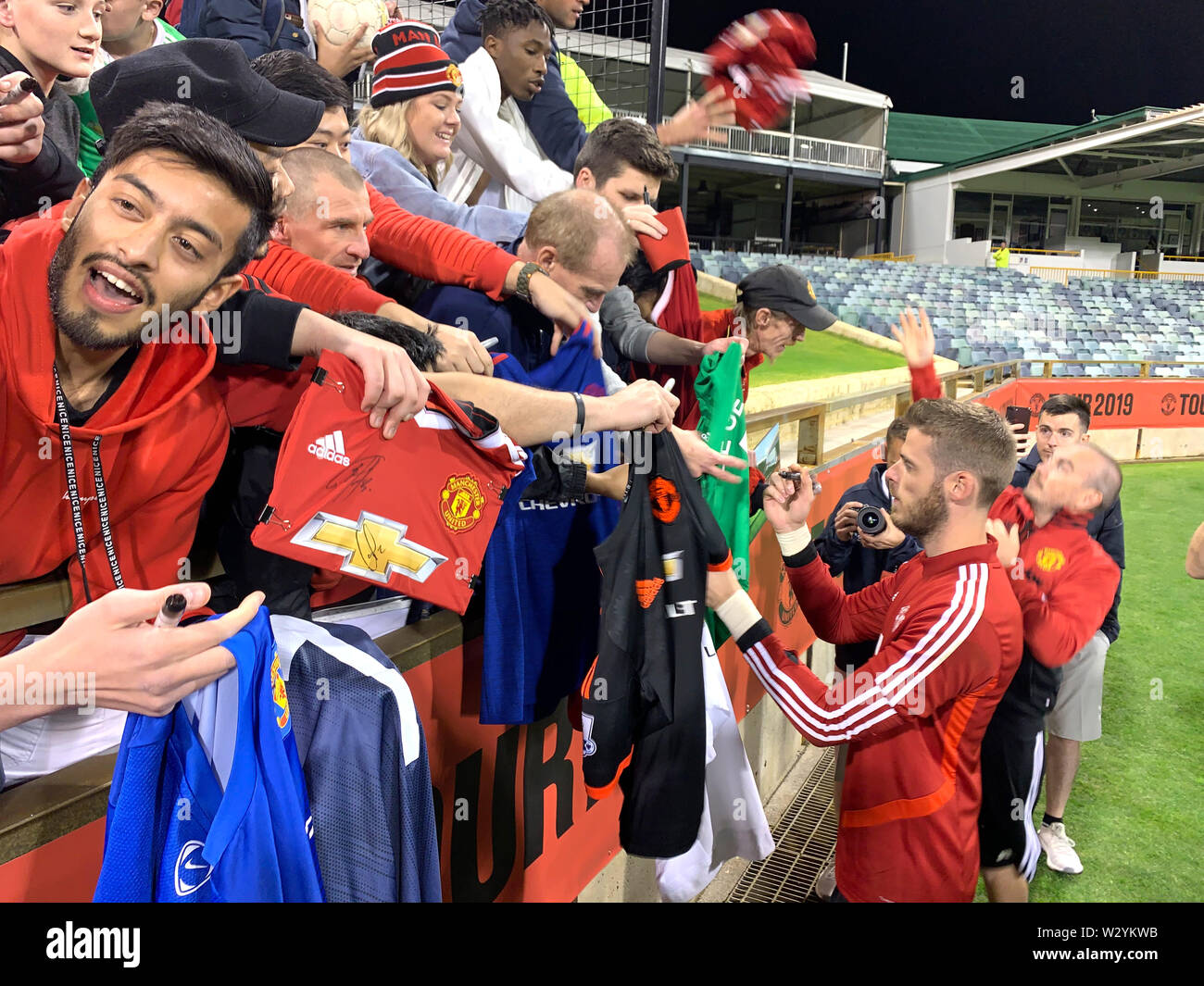 Manchester United goalkeeper David de Gea signs autographs for fans ...