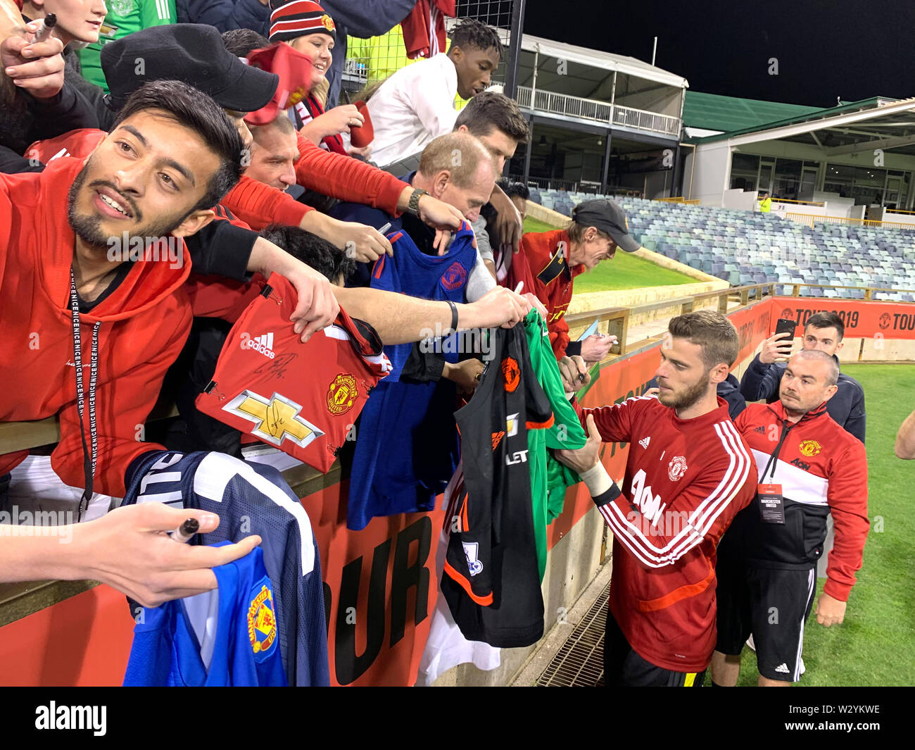 Manchester United goalkeeper David de Gea signs autographs for fans ...