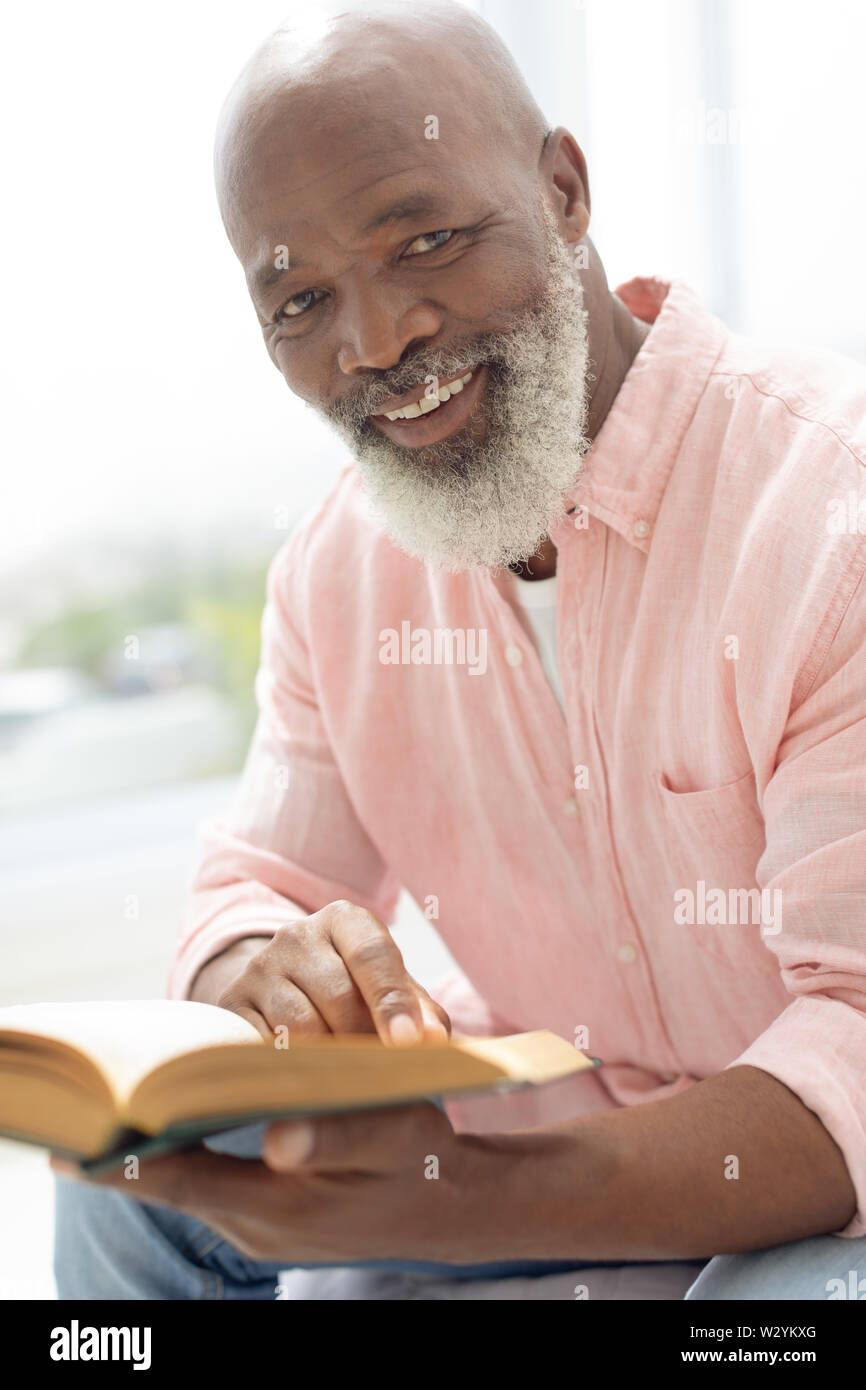 African man reading a book hi-res stock photography and images - Alamy