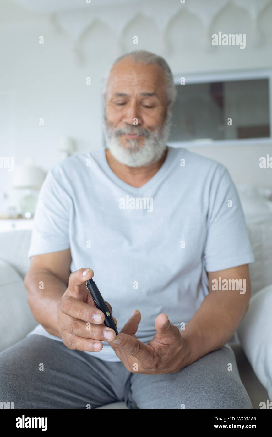 Man using insulin pen Stock Photo - Alamy