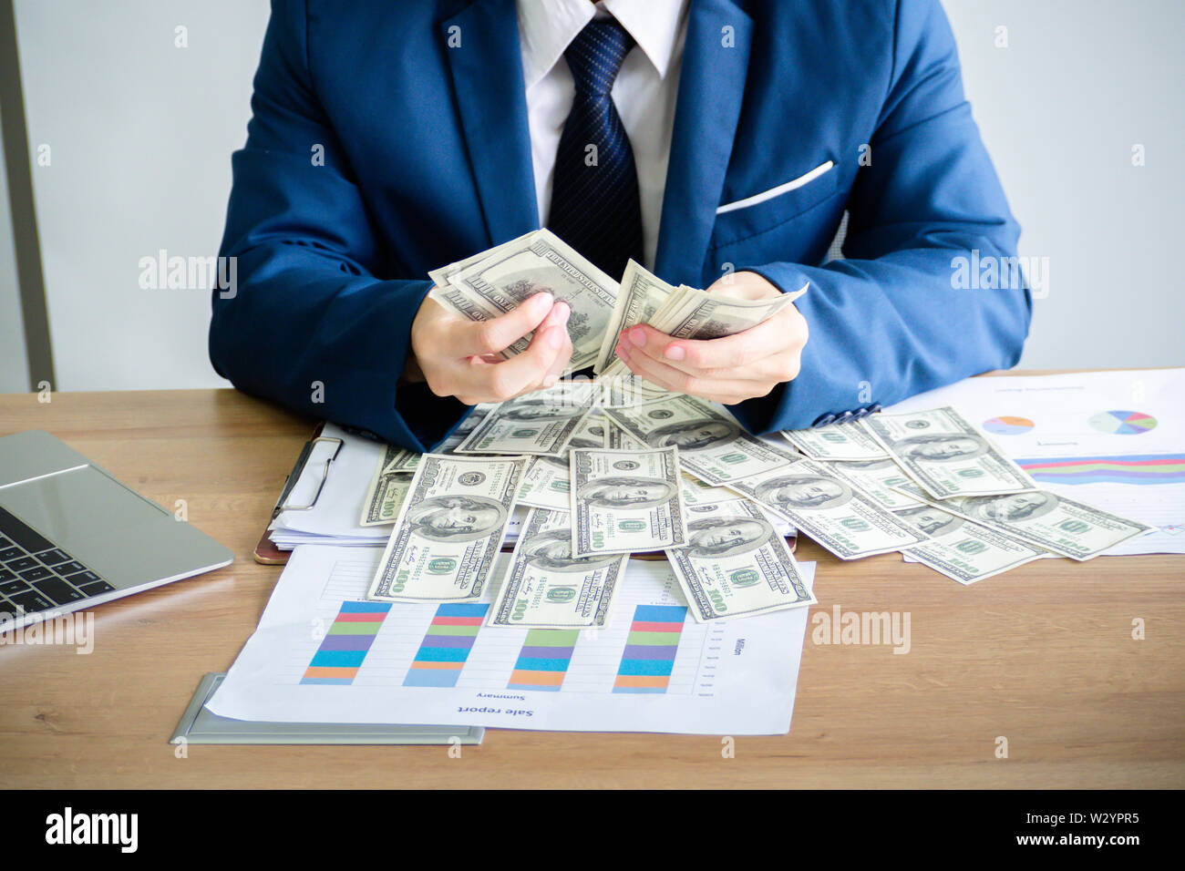 Counting hundred dollar bills table hi-res stock photography and images ...