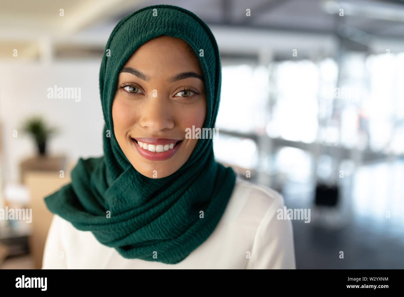 Female in hijab hi-res stock photography and images - Alamy